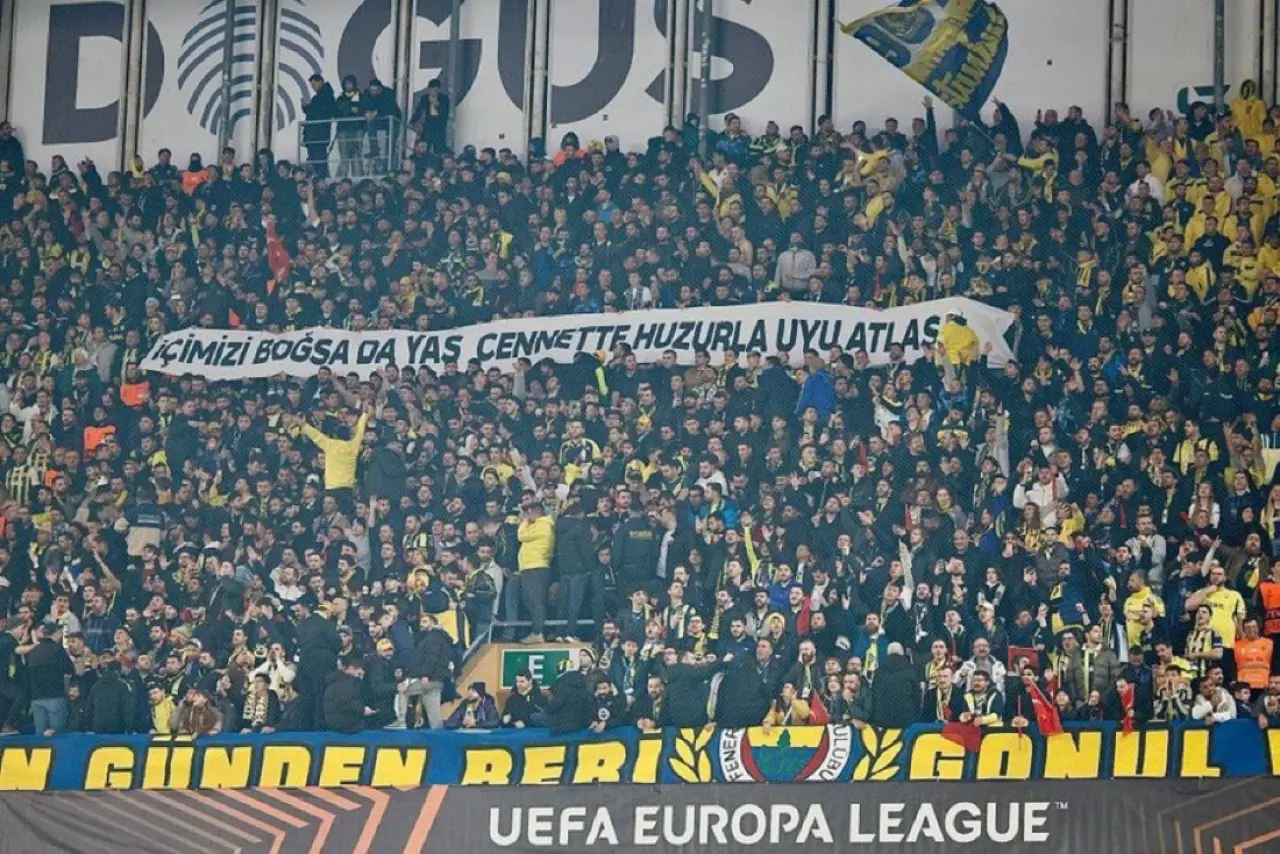FENERBAHÇE SEYİRCİSİ ATLAS ÇAĞLAYAN’I PANKART İLE ANDI!